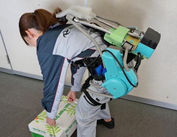 Panasonic presenta robot ponible para levantar objetos pesados