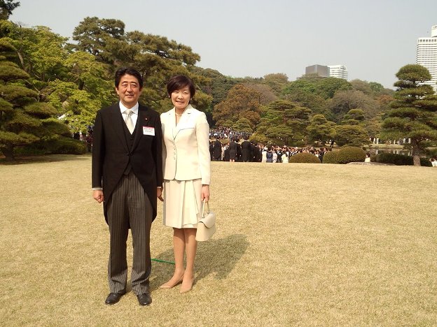 Hillary Clinton elogia a Shinzo Abe por empoderar a la mujer