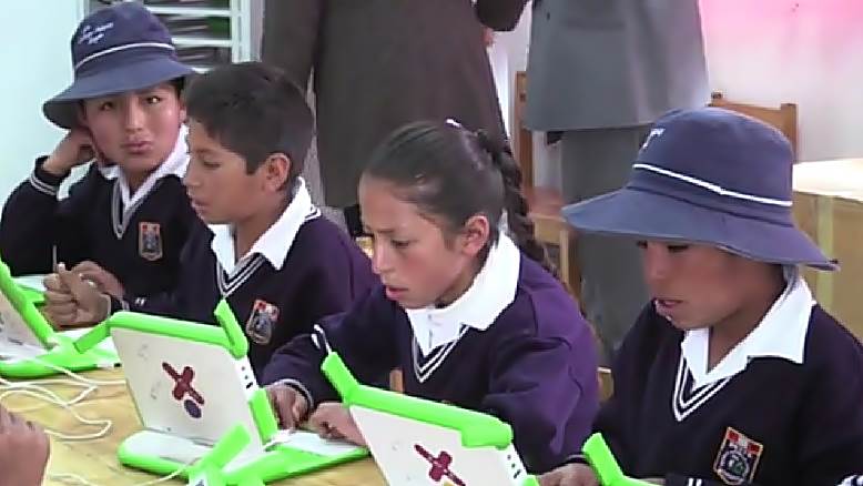 Computadoras y huertos revolucionan escuelas rurales del Perú andino