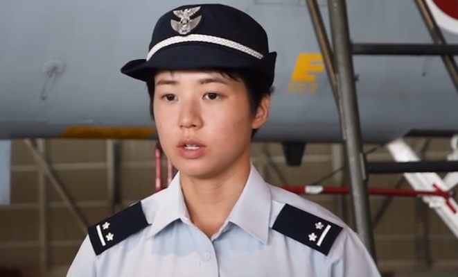 Joven de 26 años, primera mujer en convertirse en piloto de aviones de ...