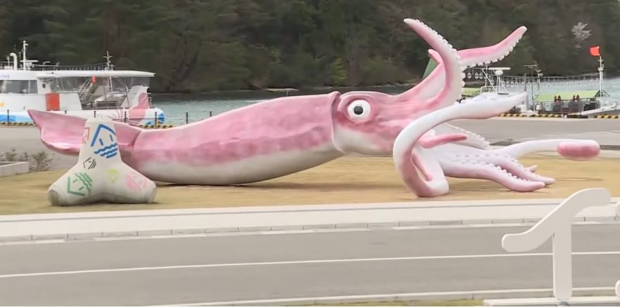 Estatua de calamar, antes criticada por desperdicio de fondos públicos ...