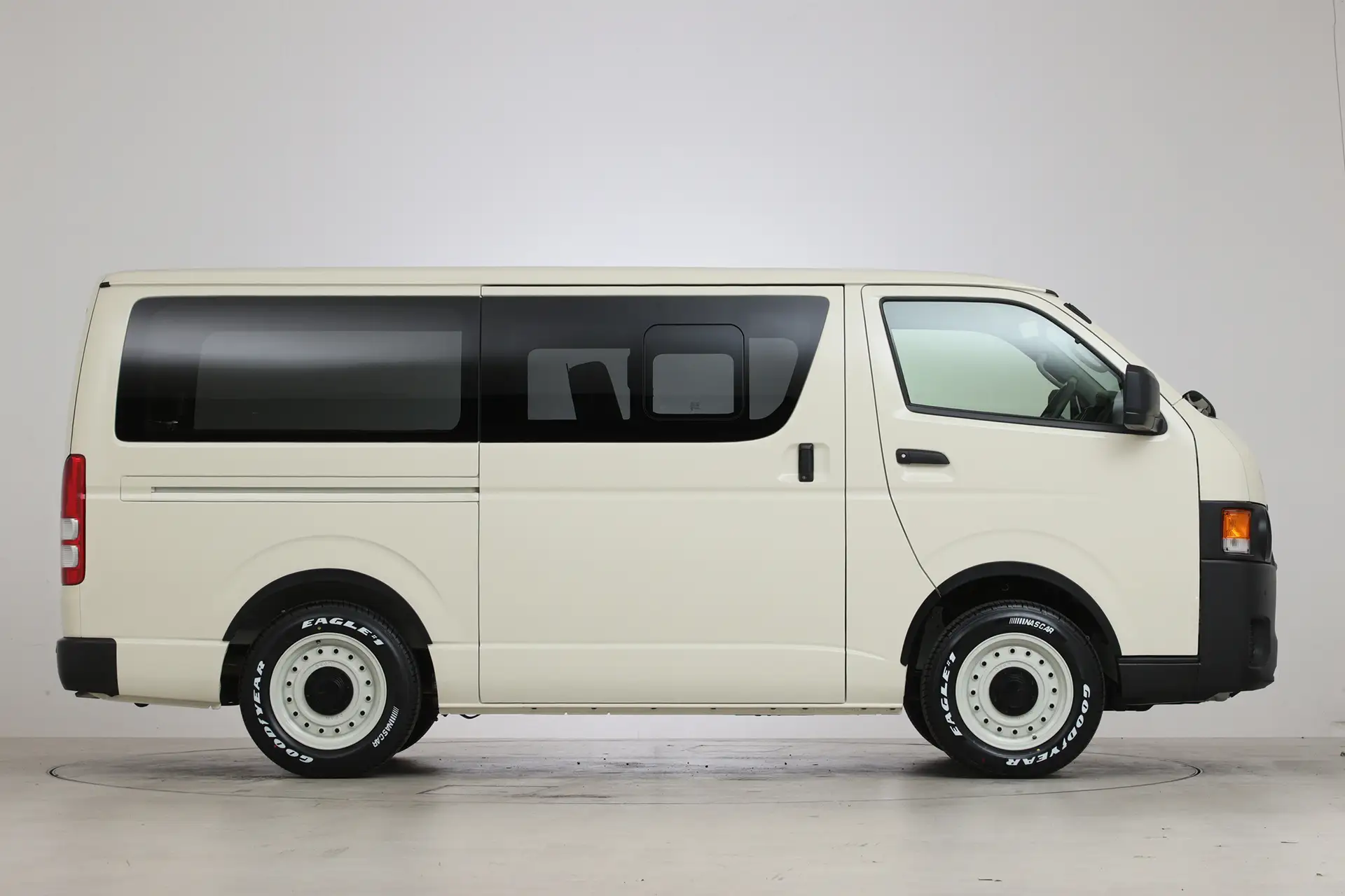 FLEX, especializada en la furgoneta Hiace, lanza kit para embellecer la ...