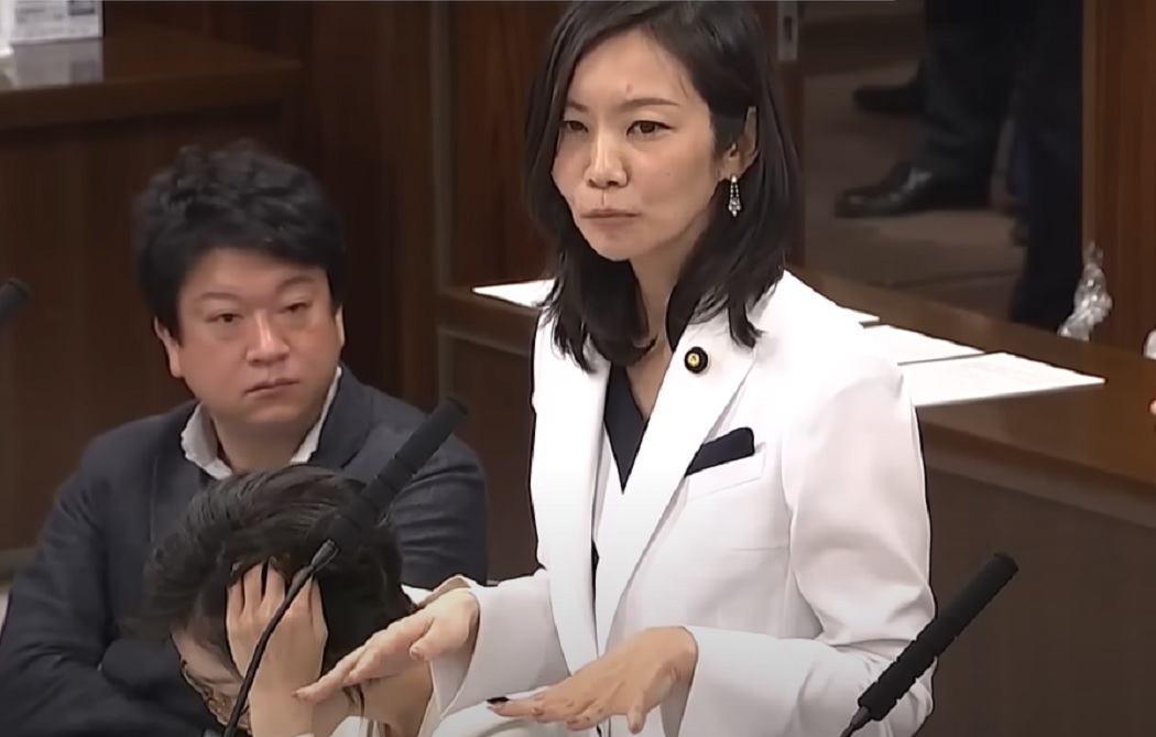 Critican a legisladora japonesa que insinuó que extranjera que murió en inmigración fingió ...