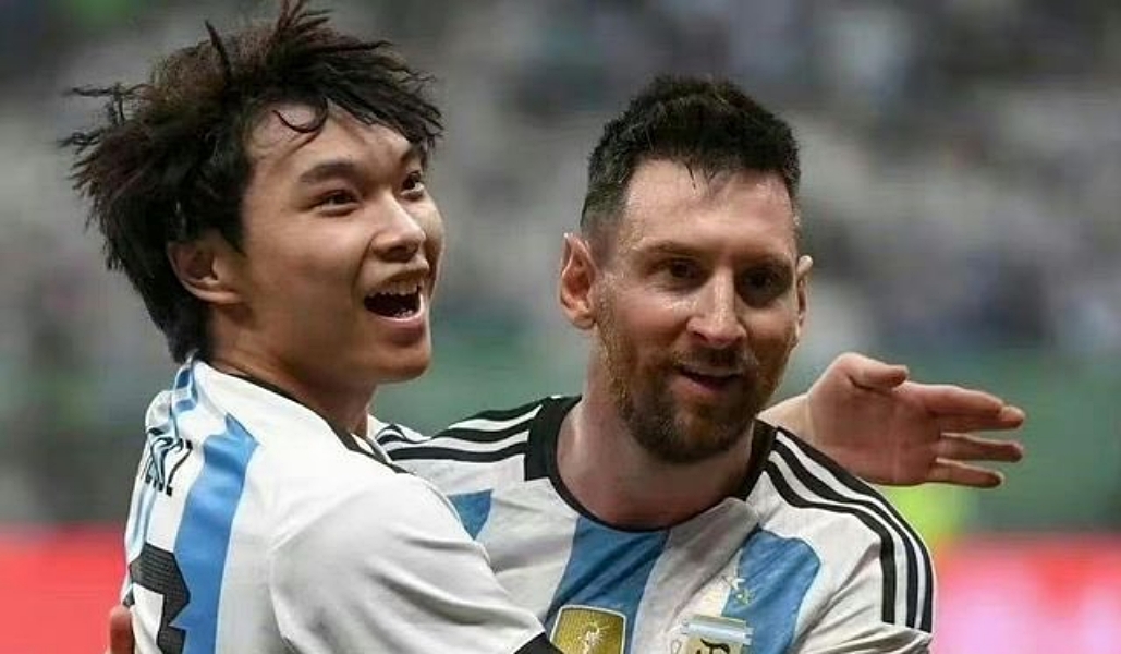 "Soy un fanático de Messi"... hincha chino invade el campo para ...